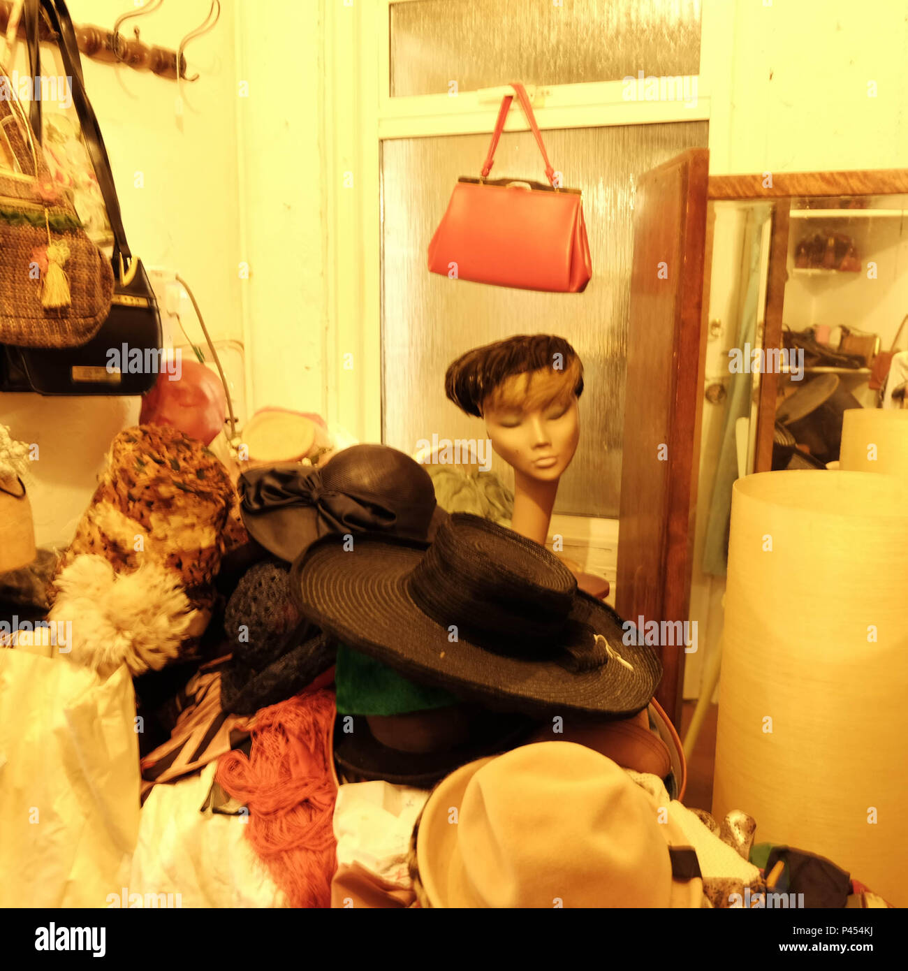 antique and junk shop Stock Photo - Alamy