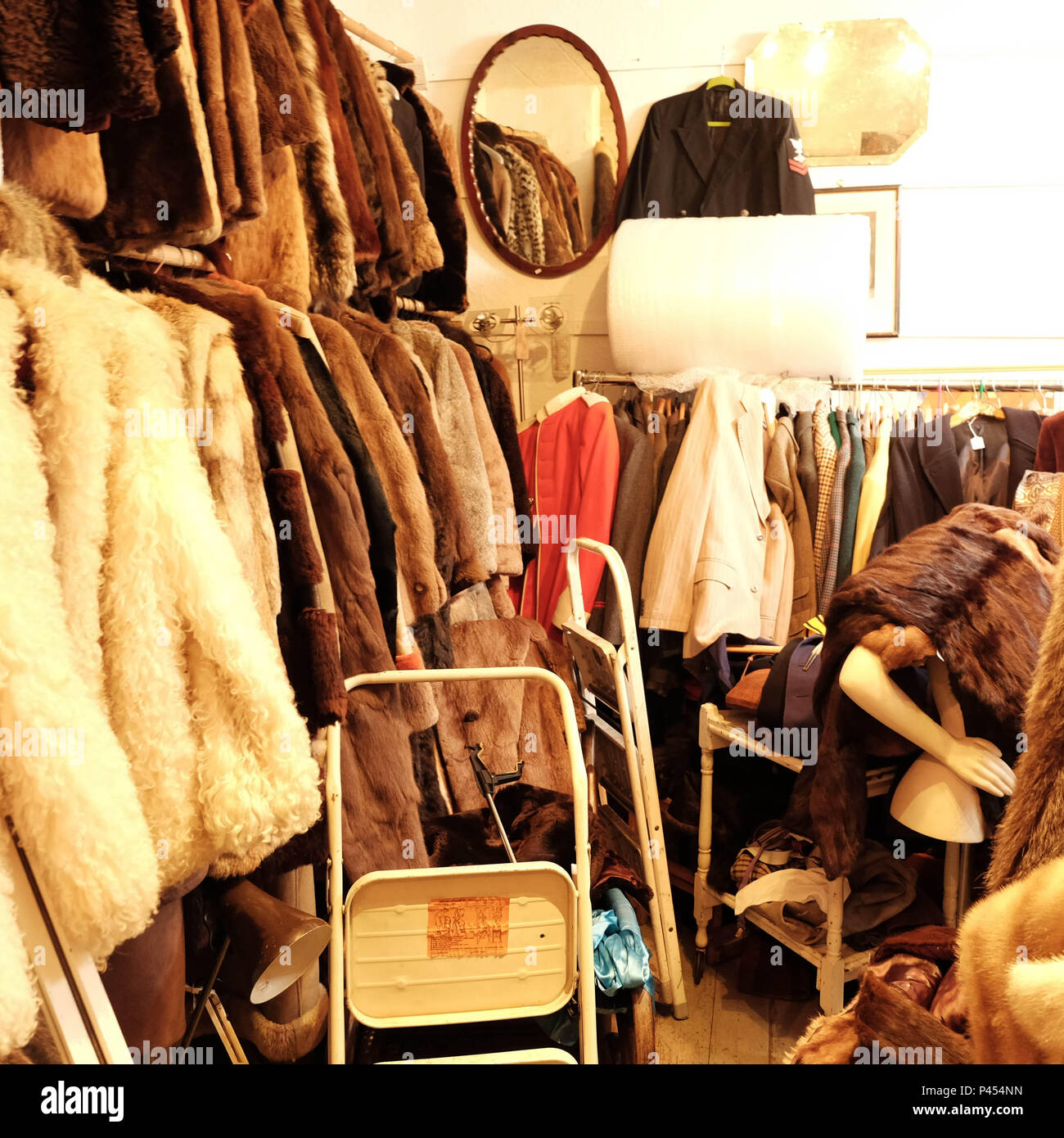 antique and junk shop Stock Photo - Alamy
