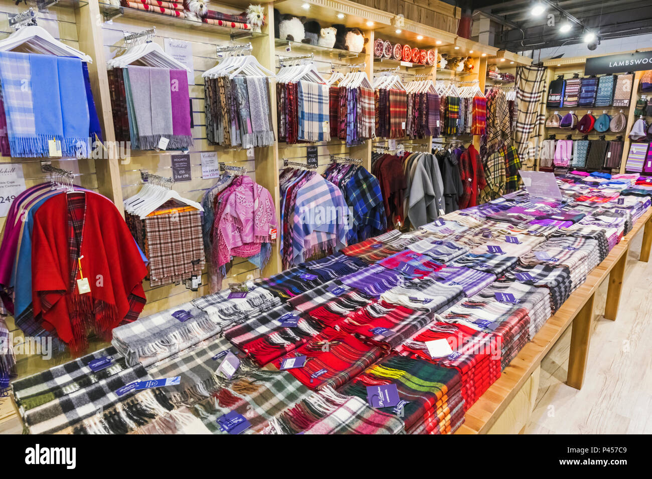 Weaving wool scotland hi-res stock photography and images - Alamy