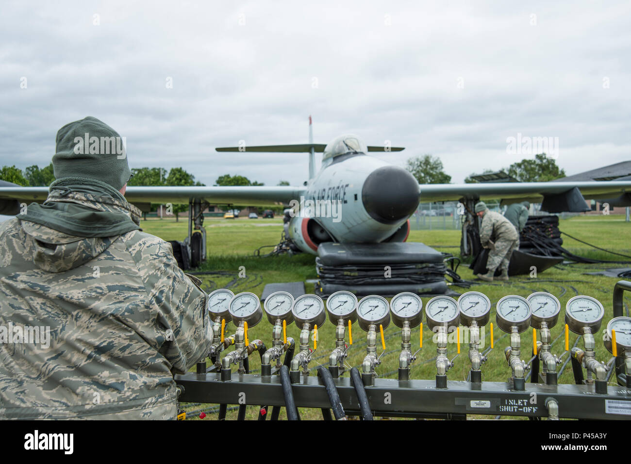 Aircraft manifold pressure system hi-res stock photography and images ...