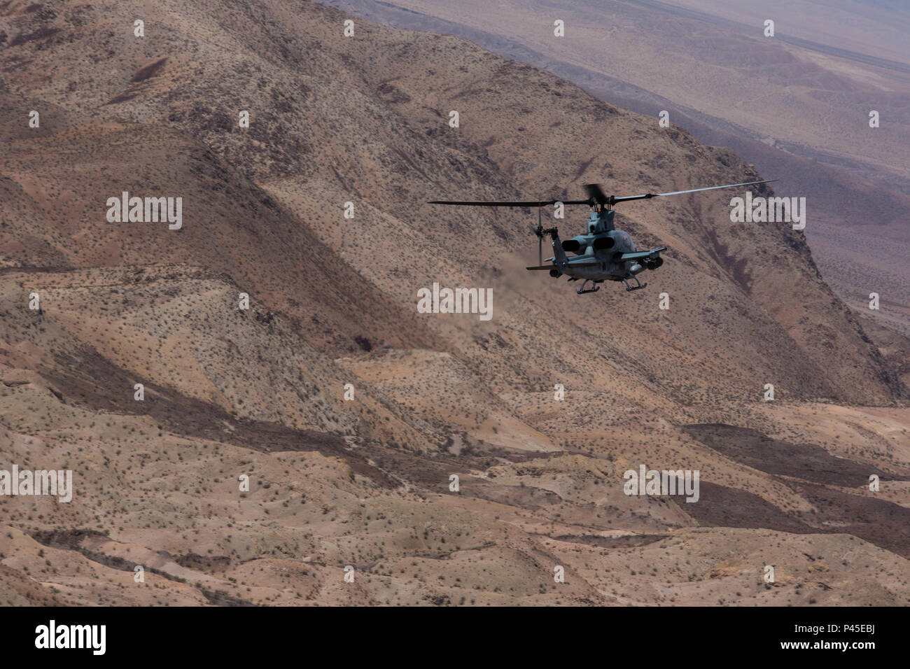An AH-1Z Viper with Marine Light Attack Helicopter Squadron (HMLA) 267 ...