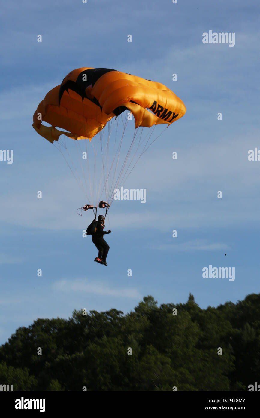 Soldier In Parachutes High Resolution Stock Photography and Images - Alamy