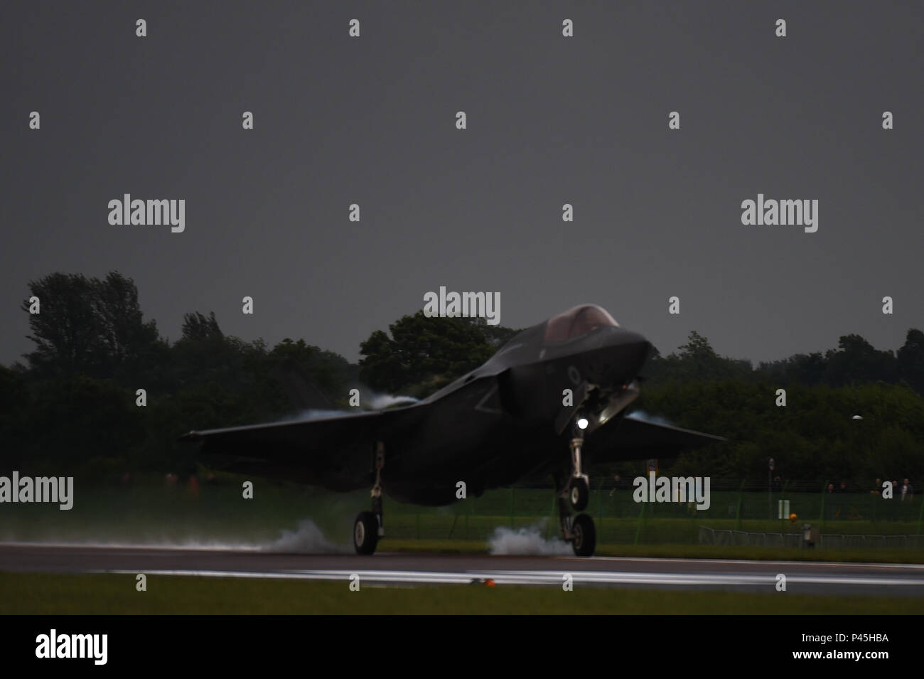 An F-35B Lightning II touches down at RAF Fairford, United Kingdom ...