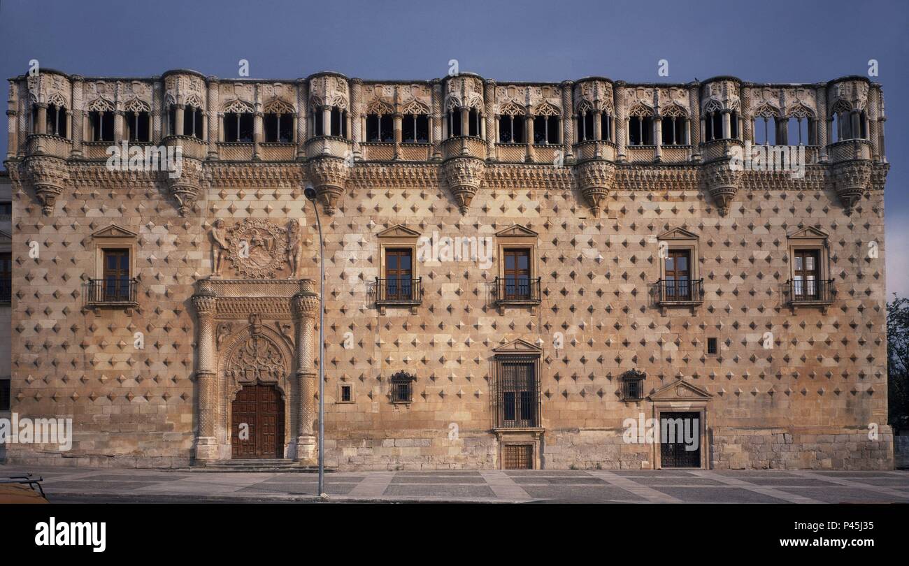 FACHADA PRINCIPAL DEL PALACIO DEL INFANTADO - SIGLO XV - ESTILO REYES ...