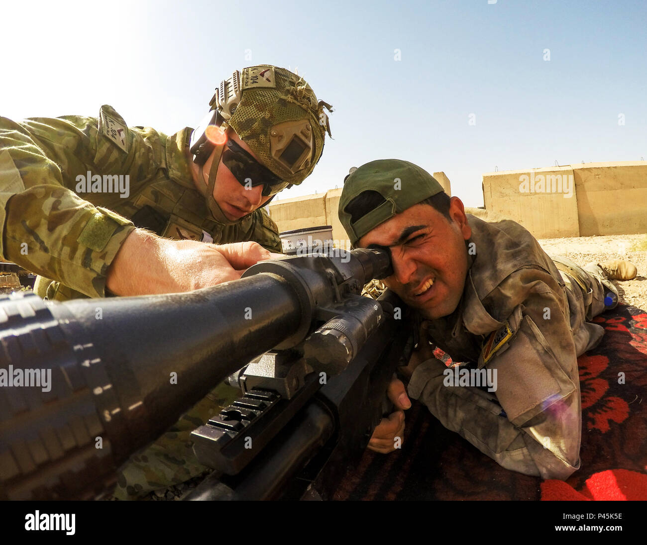 Instructing an iraqi army soldier hi-res stock photography and images ...