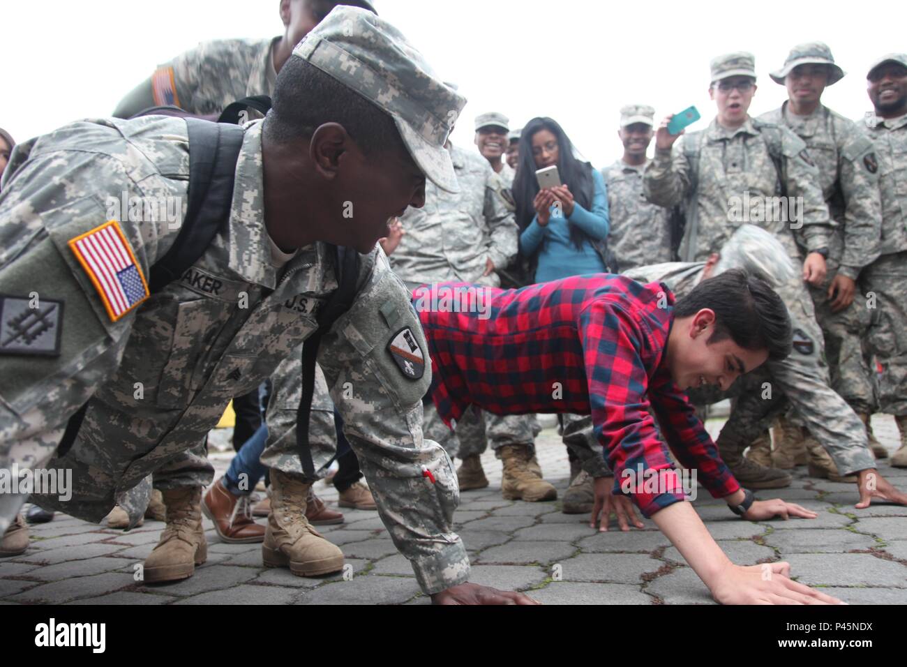 Us army push up contest hi-res stock photography and images - Alamy