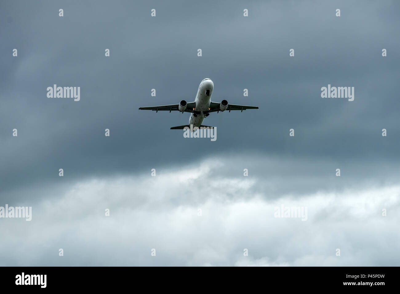 Planes taking off hi-res stock photography and images - Alamy