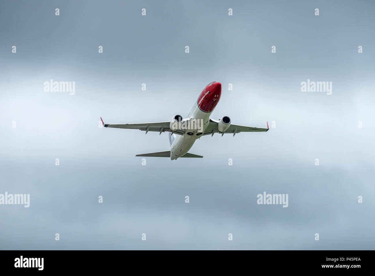 Planes taking off hi-res stock photography and images - Alamy