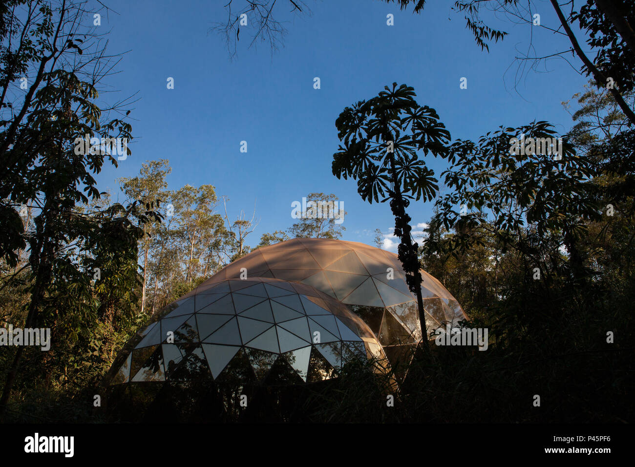 Lado de fora da obra de arte "De Lama LÃ¢mina". Inhotim. Inhotim ...