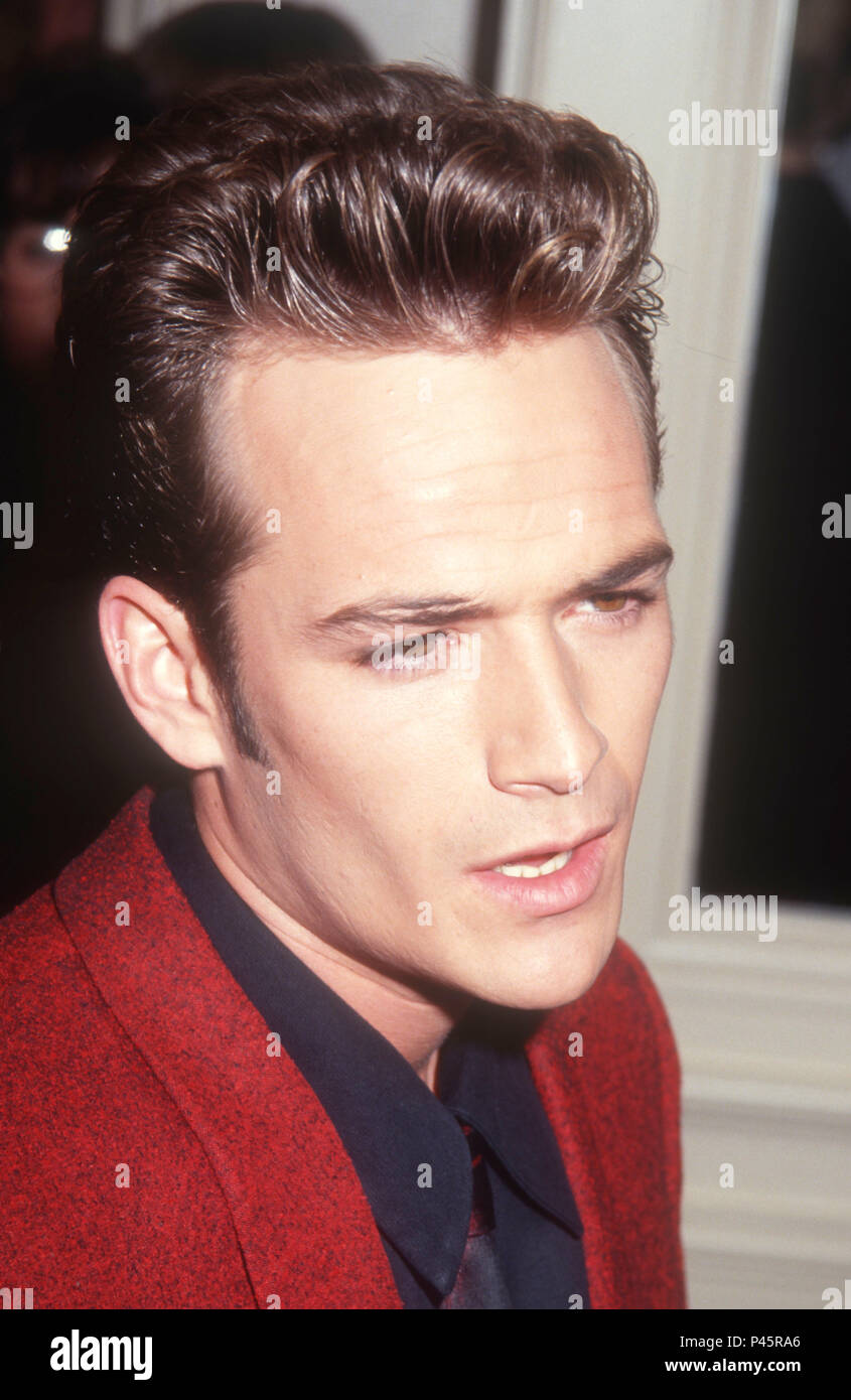 BEVERLY HILLS, CA - NOVEMBER 12: Actor Luke Perry attends Seventh ...