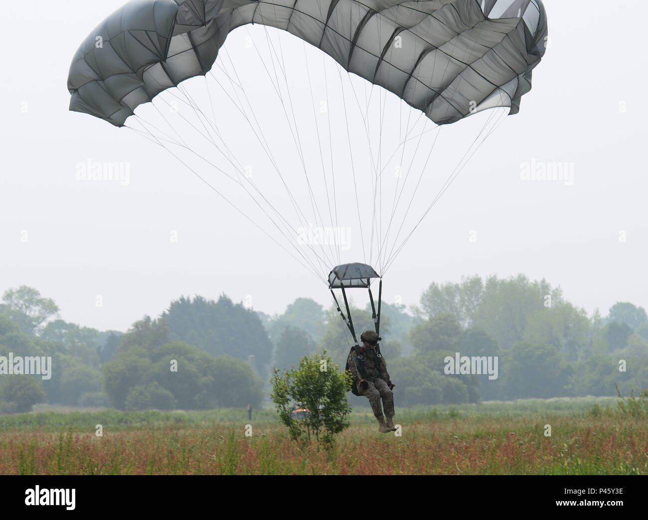 An Air Commando from the 321st Special Tactics Squadron lands in the ...