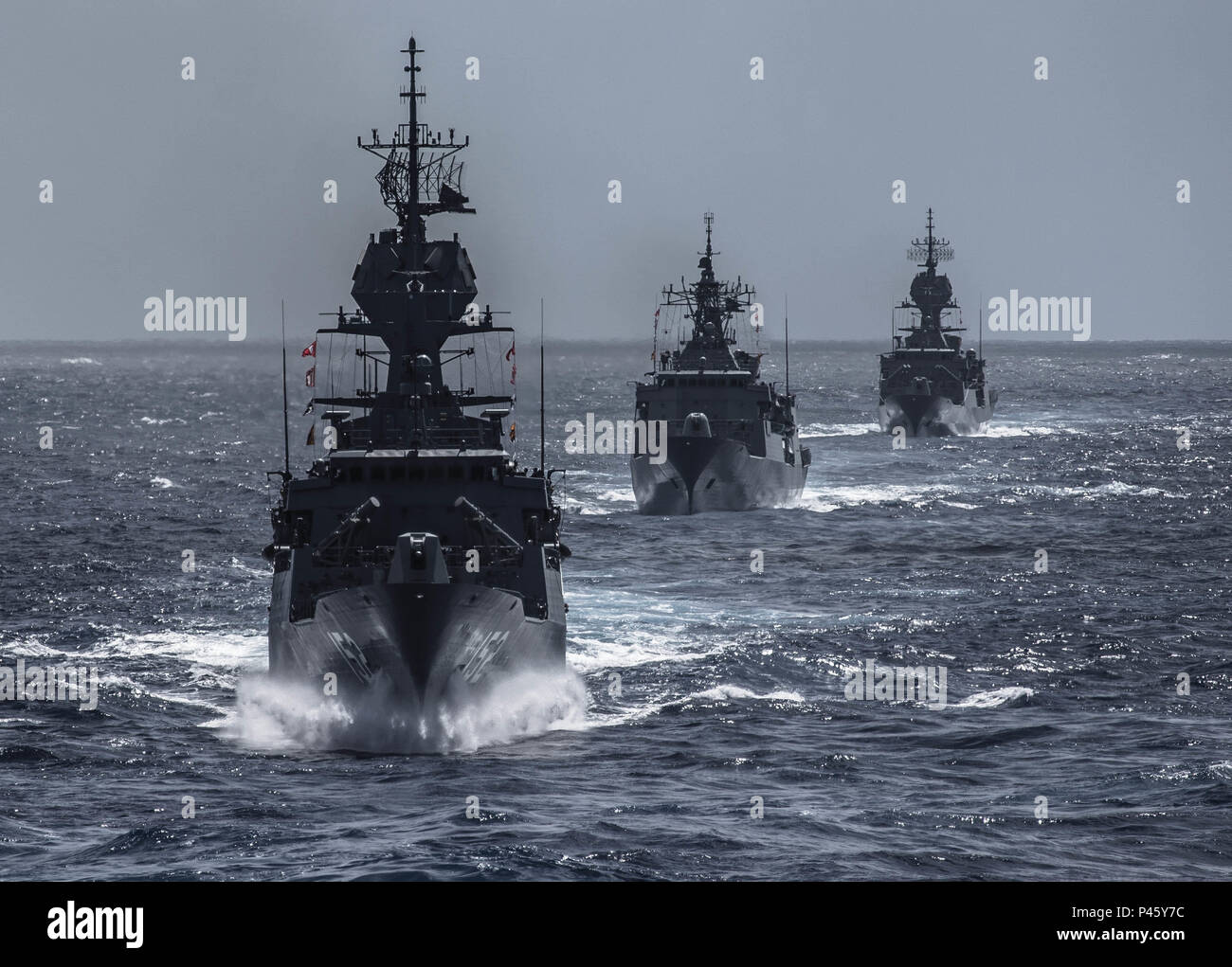 HMAS Warramunga, HMNZS Te Kaha and HMAS Ballarat conduct Officer of the ...