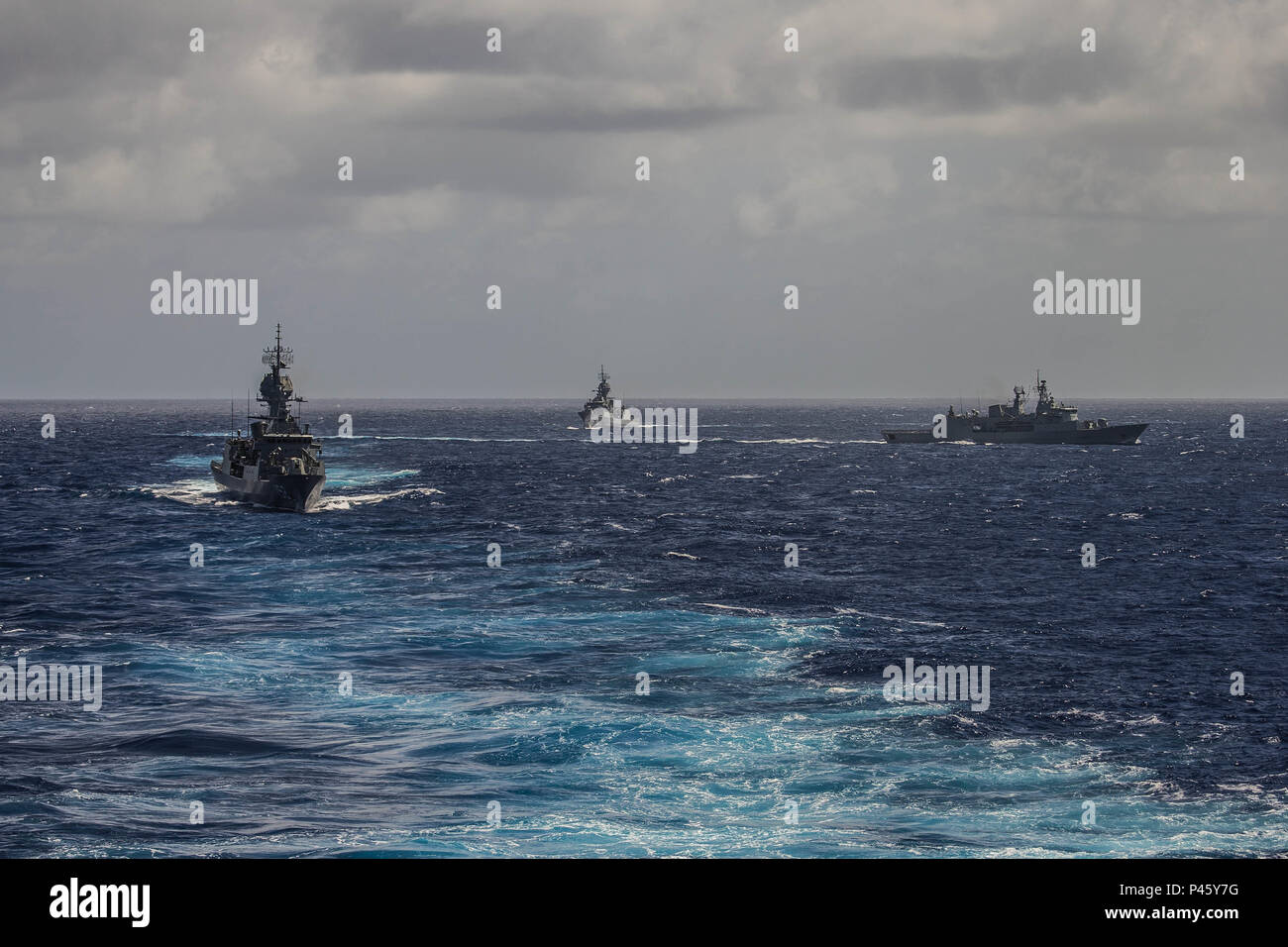 HMAS Warramunga, HMNZS Te Kaha and HMAS Ballarat conduct Officer of the ...