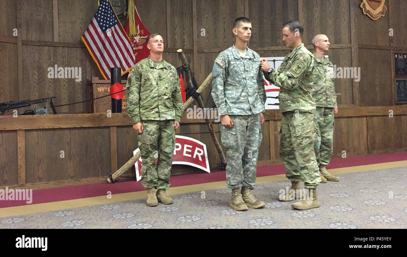 Texas guardsman and class 08-16 Sapper Leader Course honor graduate 2nd ...