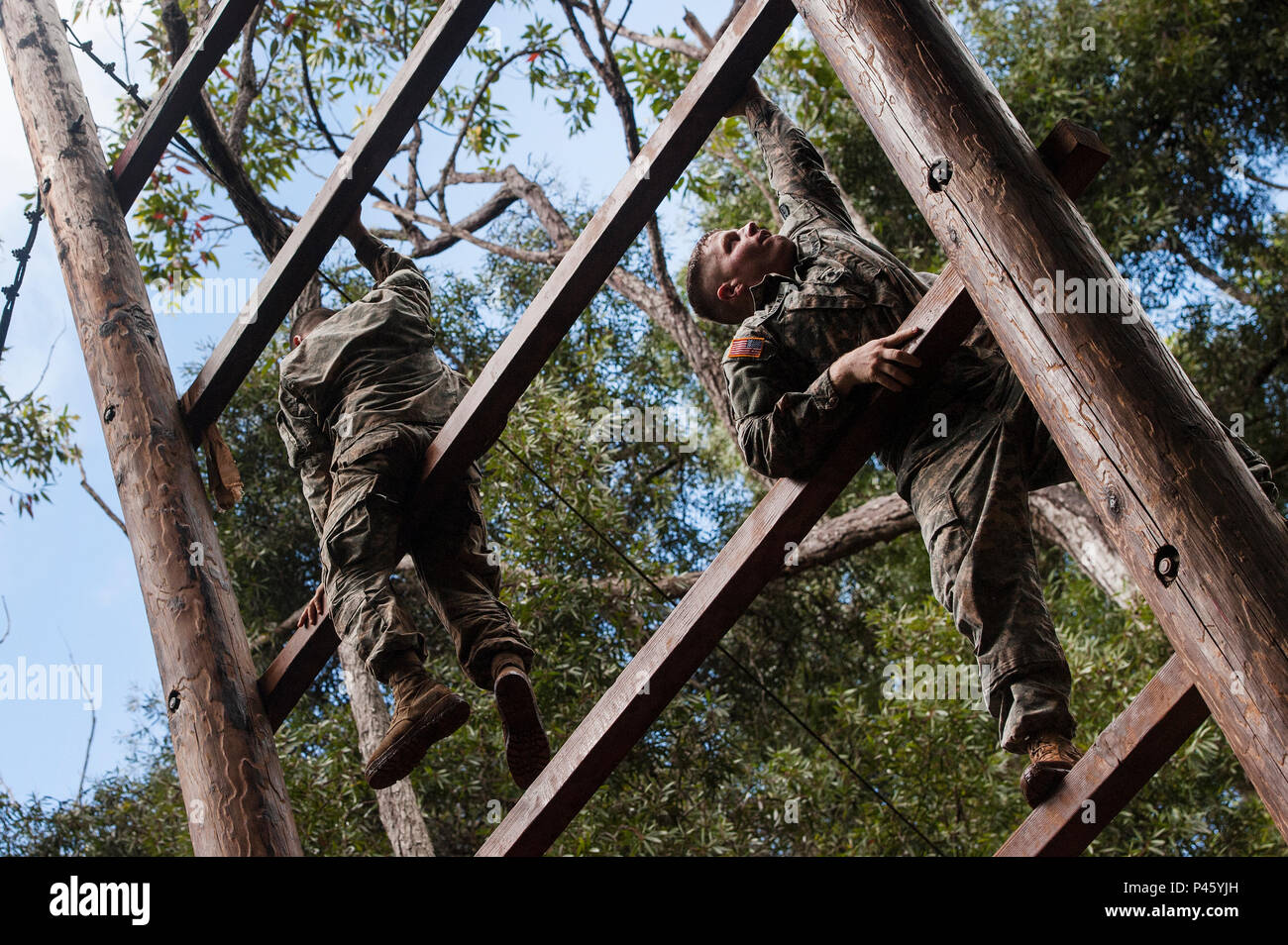 Soldiers ascend the confidence climb portion of an obstacle course as ...