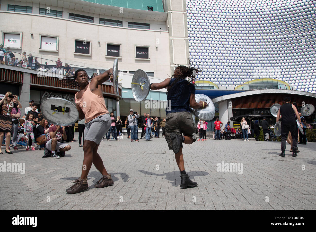 The cast of stomp hi-res stock photography and images - Alamy