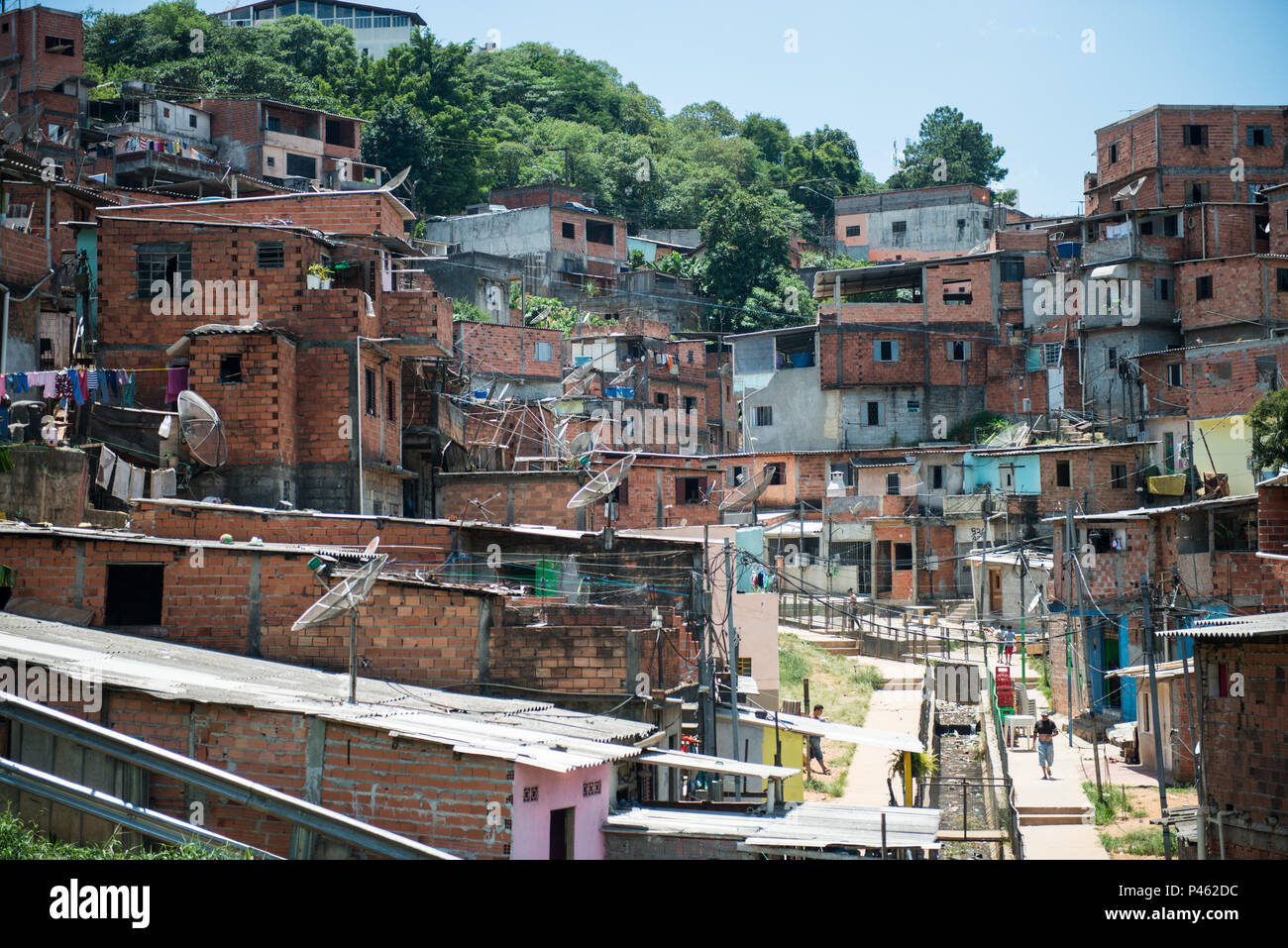 Antena parabÃ³lica, cominidade, favela em SÃ£o Paulo. SÃƒO PAULO/SP ...