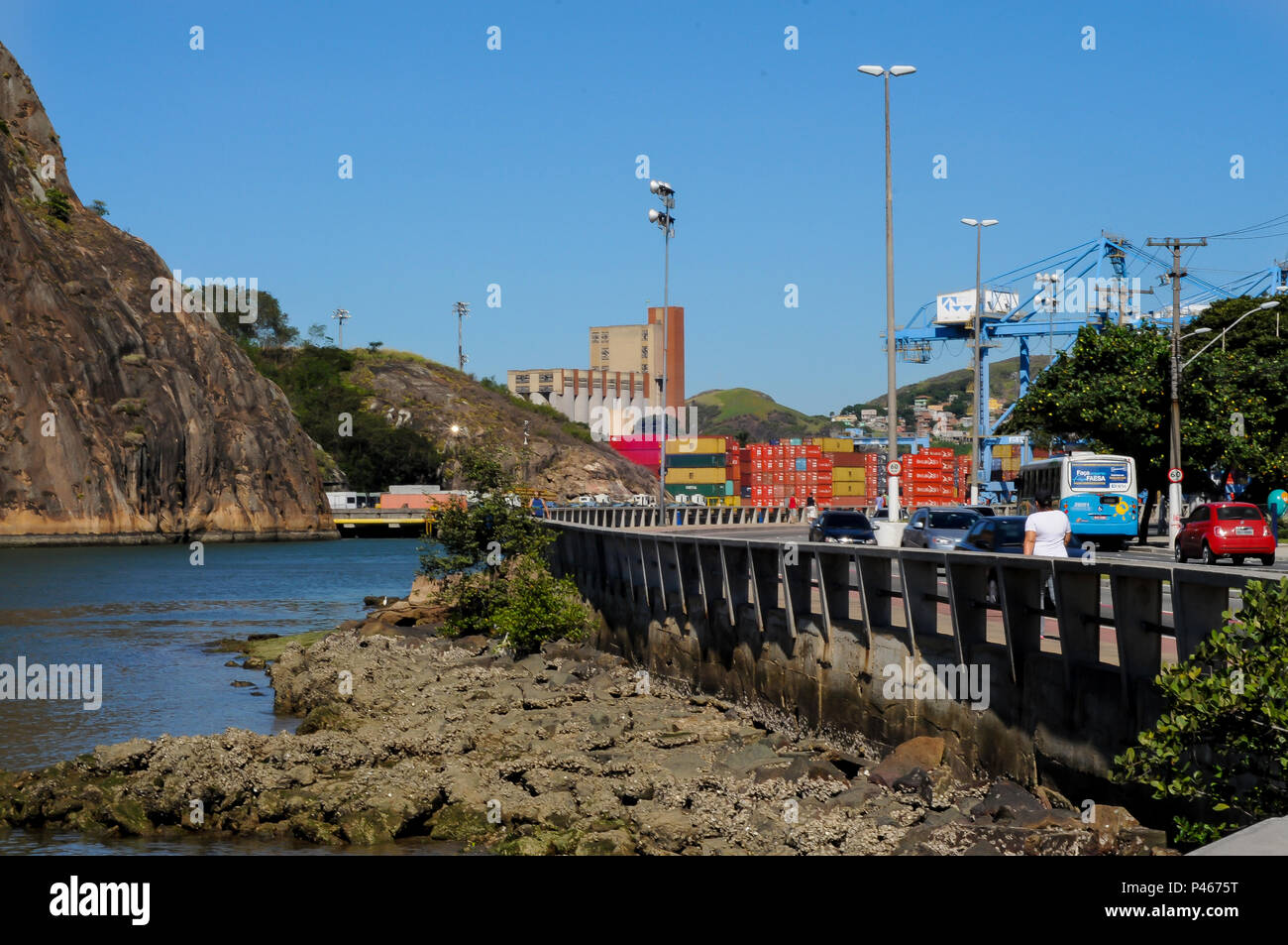 Enseada da Ilha de Santa Maria e Praia de Camburi localizados na ...