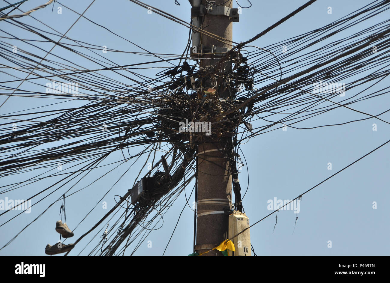 Poste na rua Zorrilho na Cidade A. E. Carvalho, Zona Leste, mostra um ...