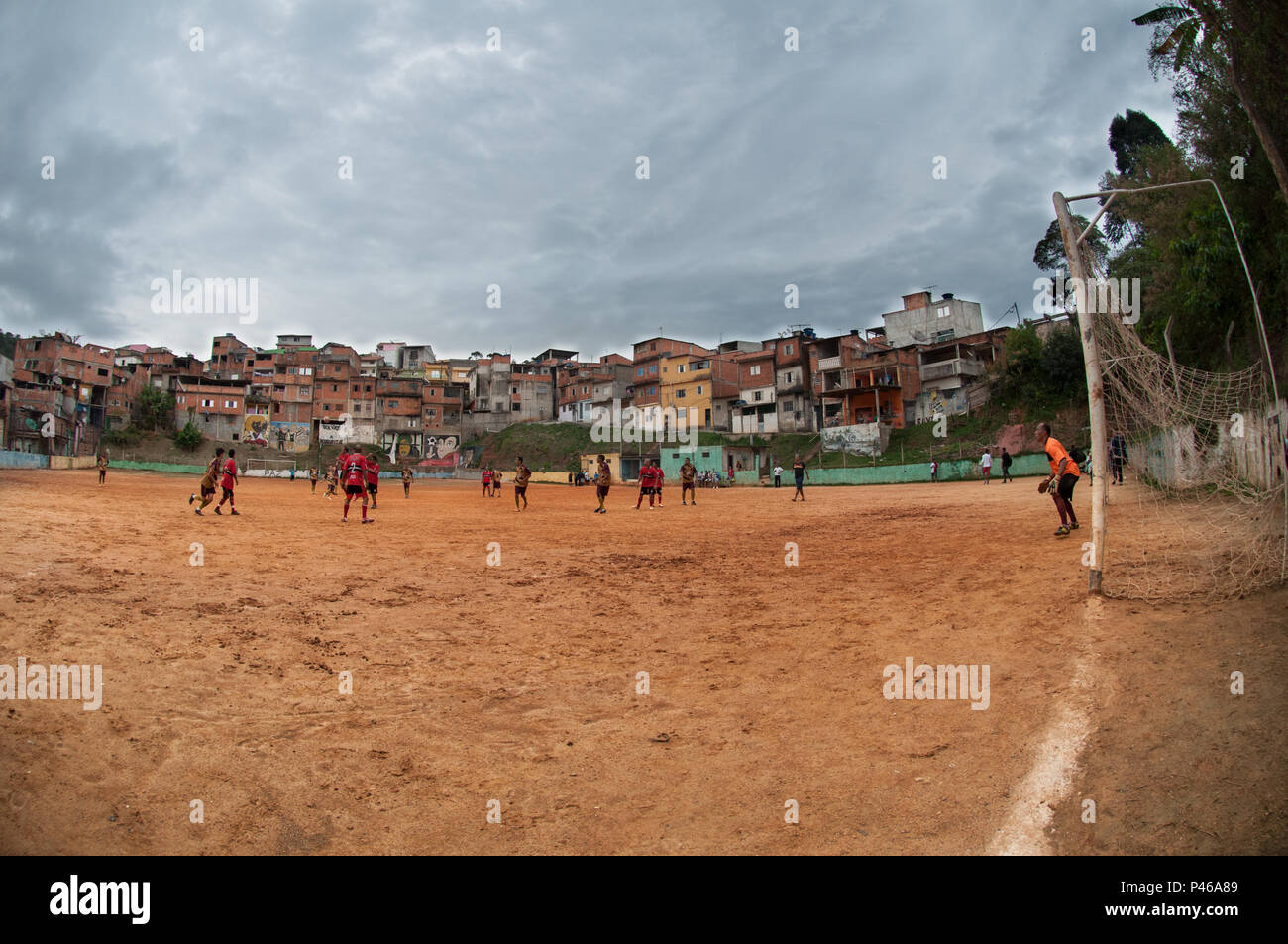 SÃO PAULO, SP - 27/09/2014: Futebol de Várzea - Jogo de várzea entre GE ...