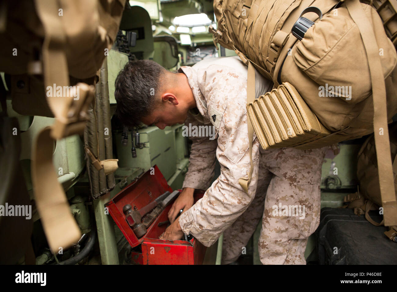 Marines with Headquarters and Service Company, 3D Assault Amphibian ...