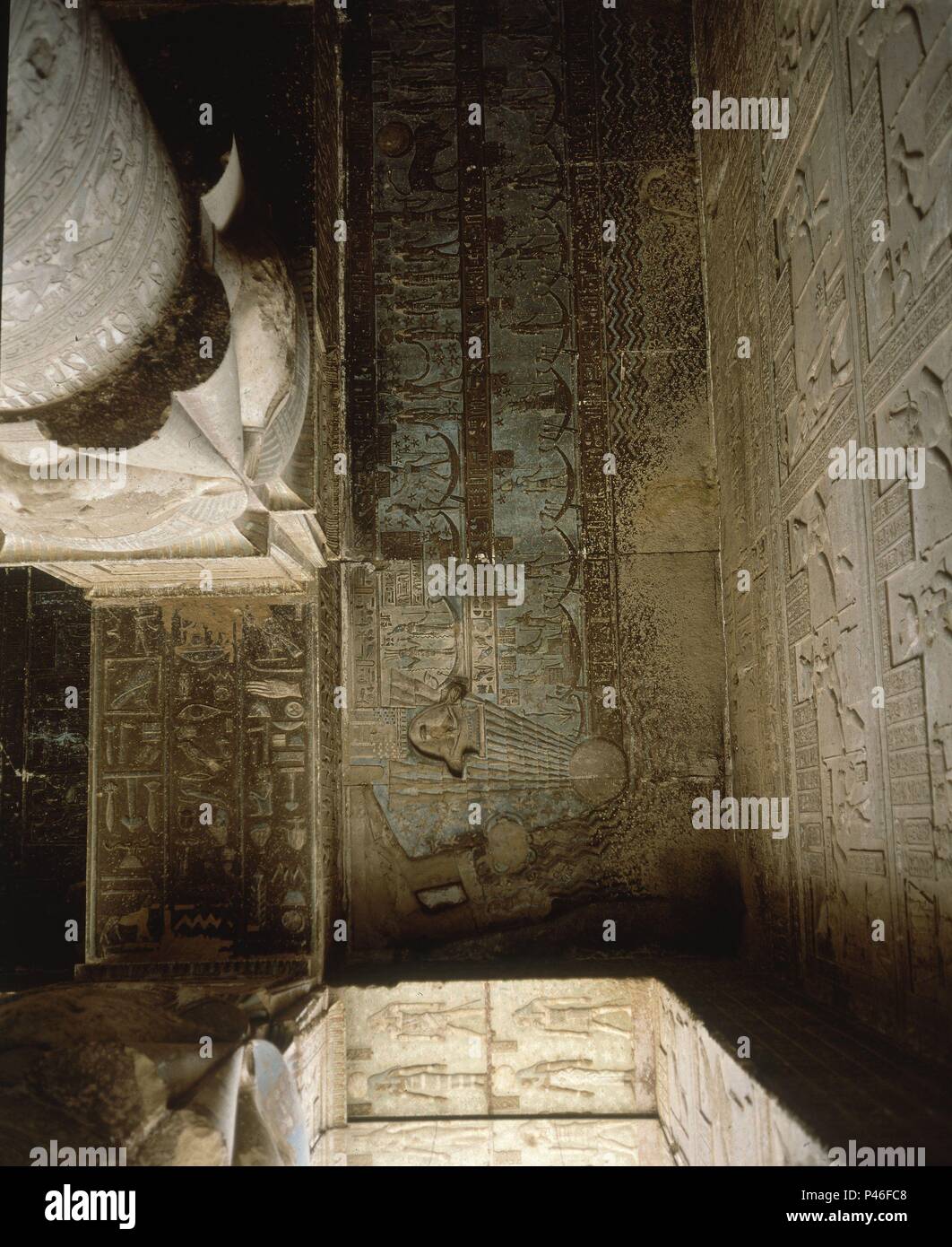 TECHO DE LA SALA HIPOSTILA. Location: HATHOR TEMPLE, DENDERAH, EGYPT ...