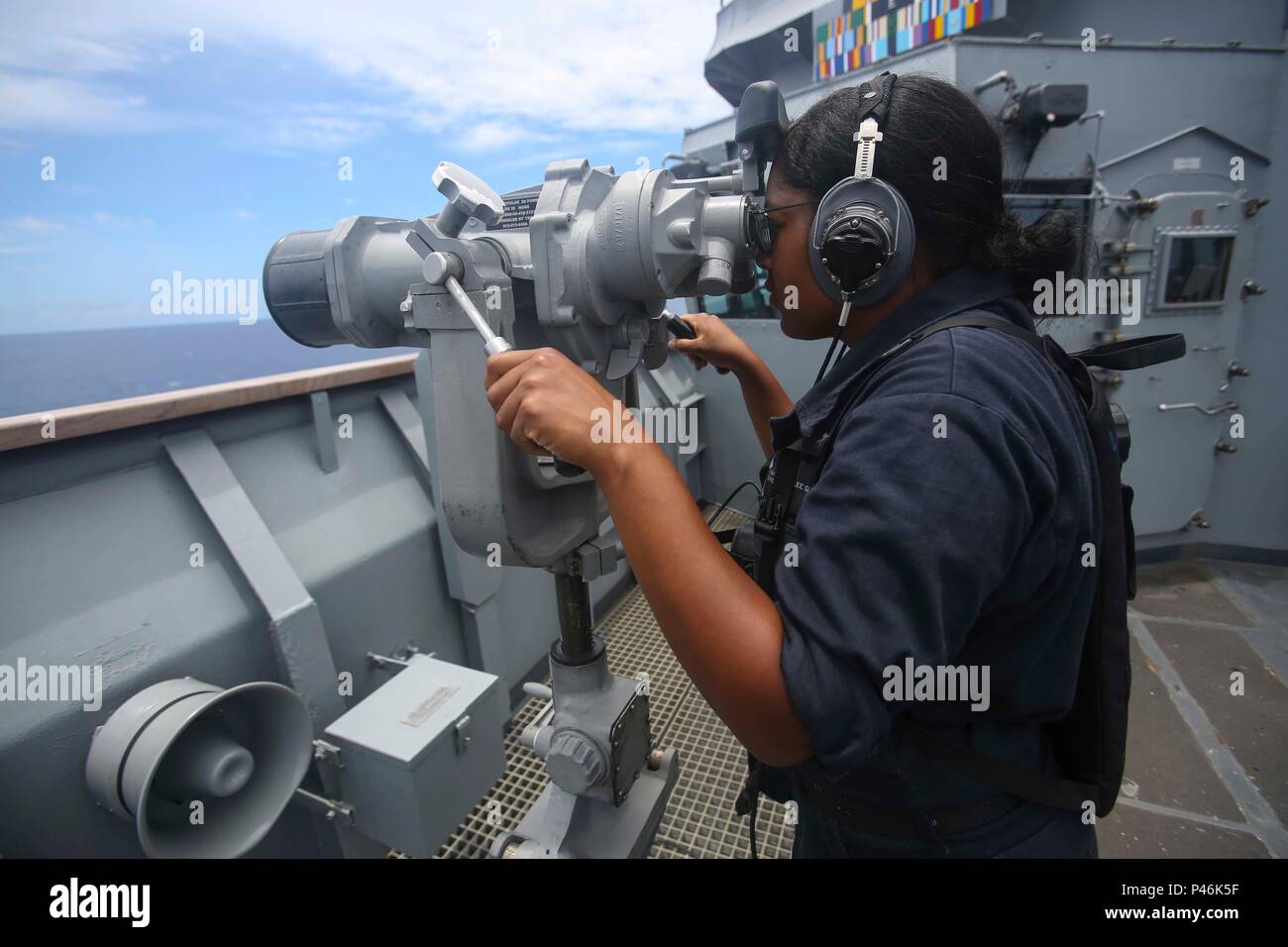 160630-M-MO883-311 South China Sea (June 30, 2016) – A watchstander ...