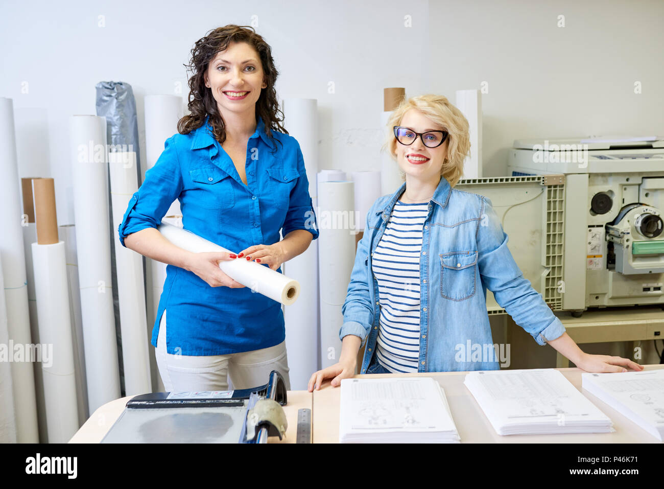 Women printing hi-res stock photography and images - Alamy