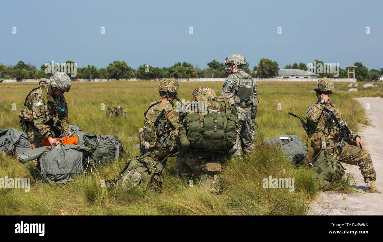3 325 airborne combat team hi-res stock photography and images - Alamy