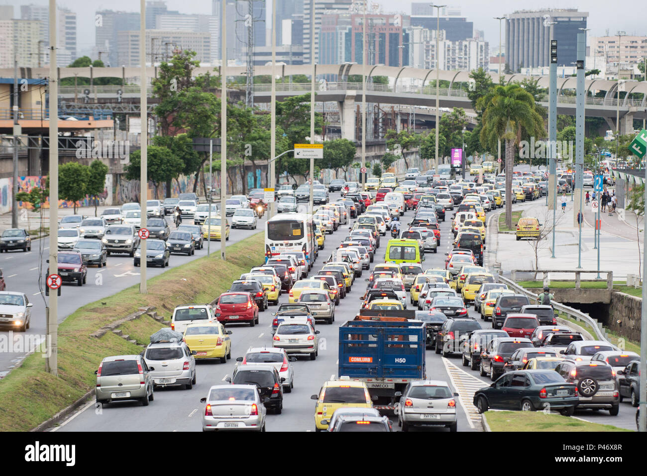 RIO DE JANEIRO, RJ - 23/12/2014: TRÂNSITO NA CIDADE DO RIO DE JANEIRO ...