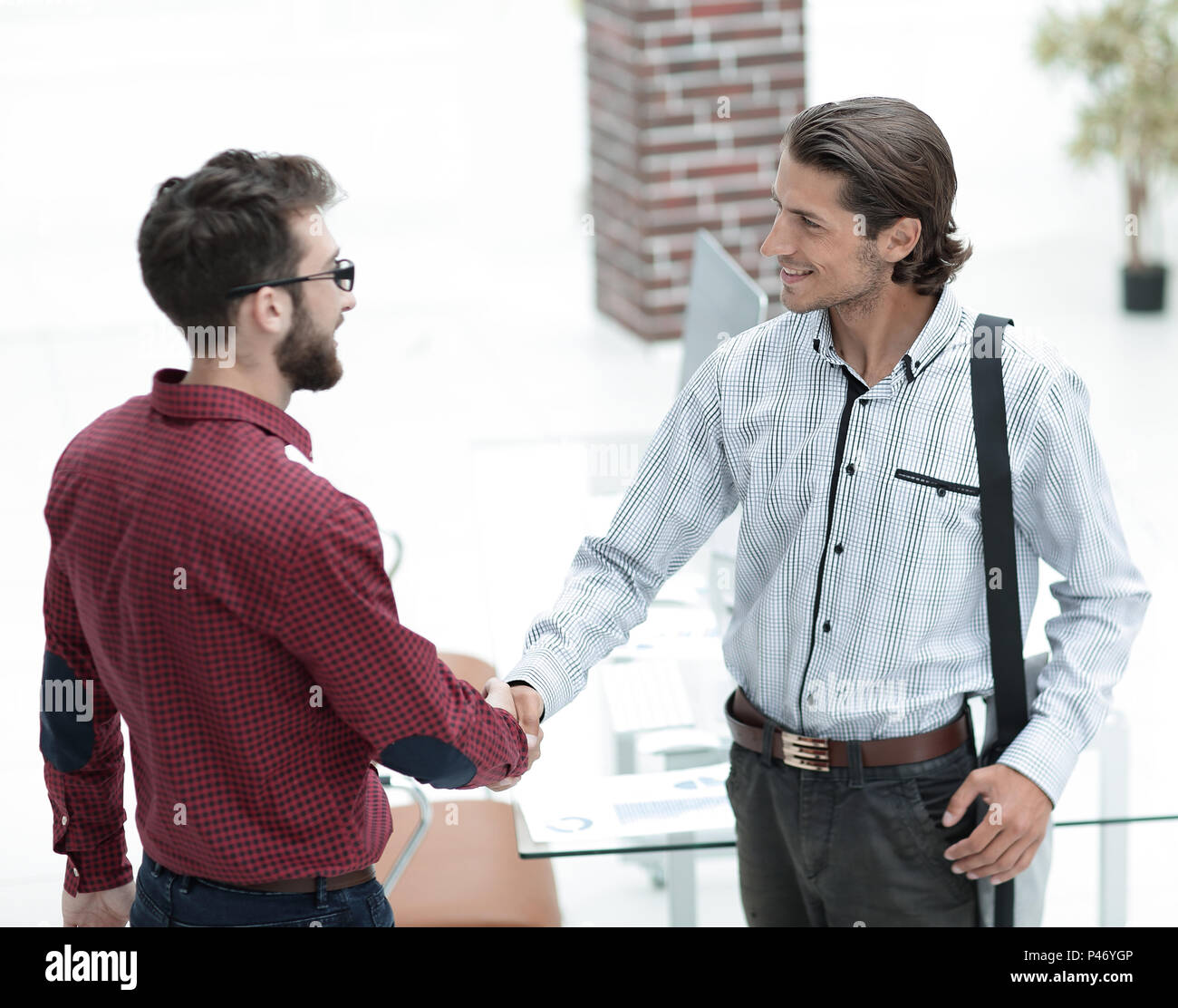 handshake members of the business team at the meeting Stock Photo - Alamy