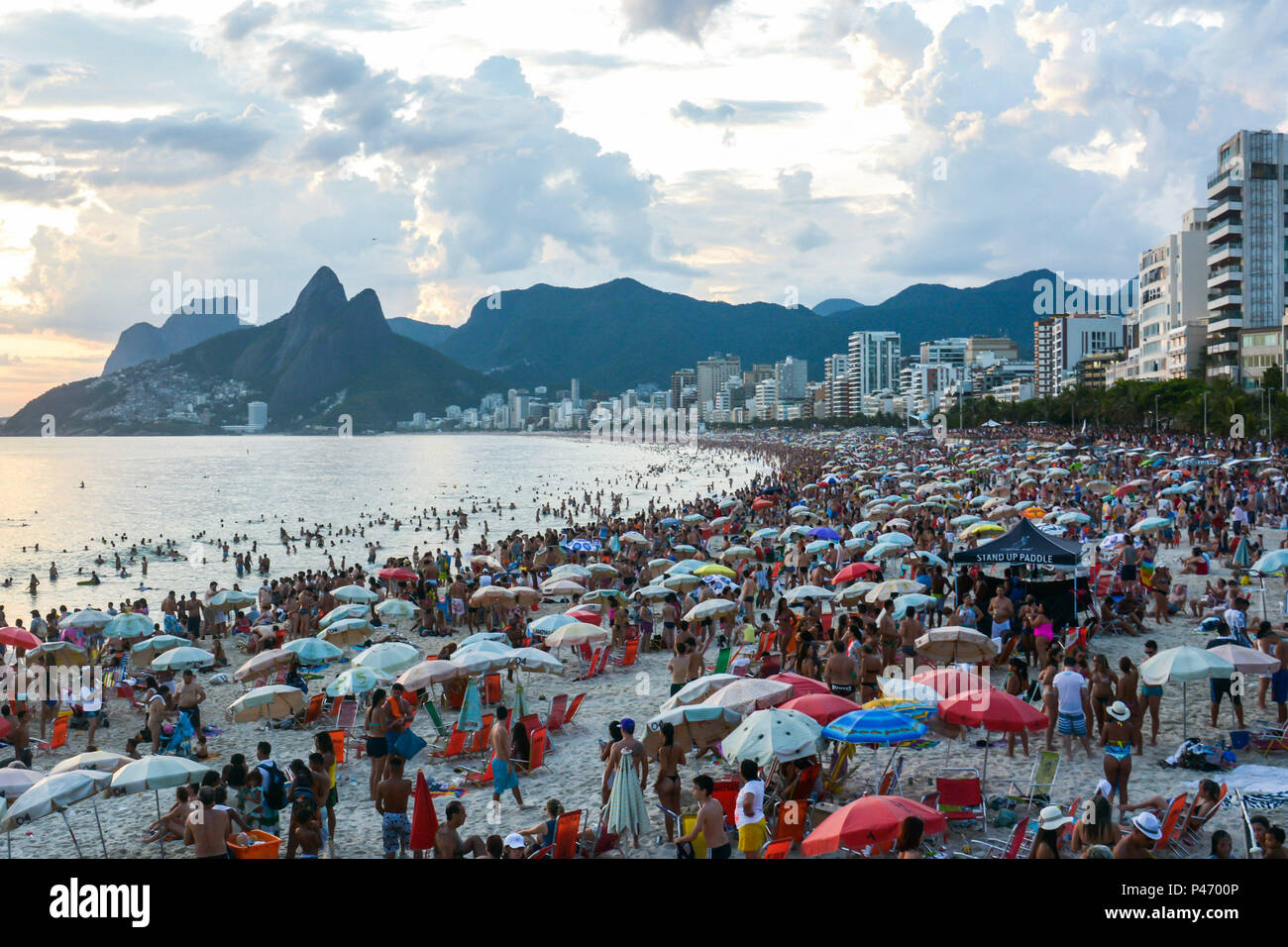 Praia de Ipanema fica lotada na tarde de quinta feira durante ...