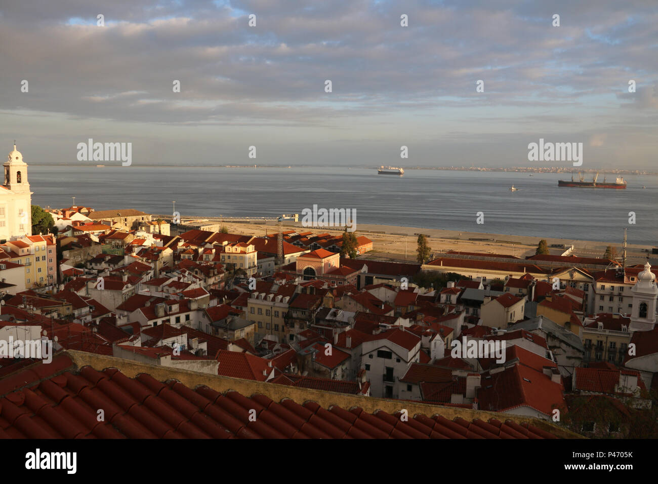 LISBOA, LI - 17/11/2014: TURISMO EM LISBOA: Alfama é o mais antigo e um ...