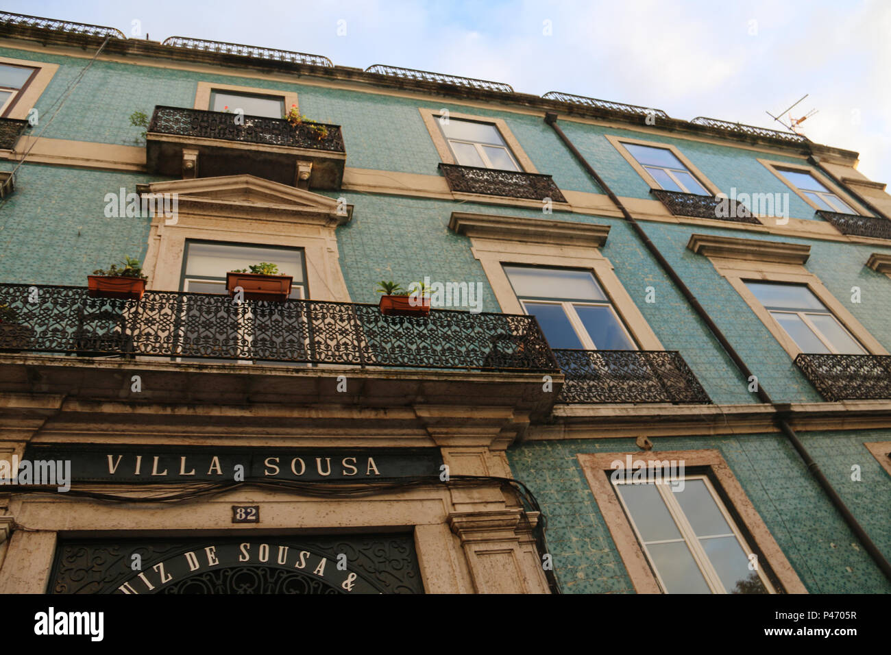 LISBOA, LI - 17/11/2014: TURISMO EM LISBOA: Alfama é o mais antigo e um ...