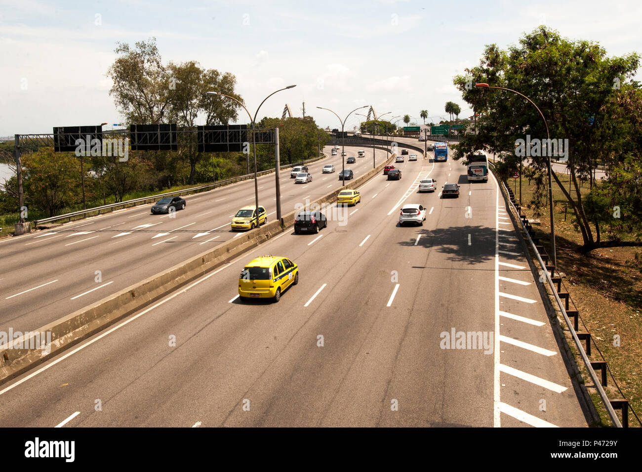 RIO DE JANEIRO, RJ - 04/01/2015: MOVIMENTAÇÃO DE ESTRADA NO RIO DE ...