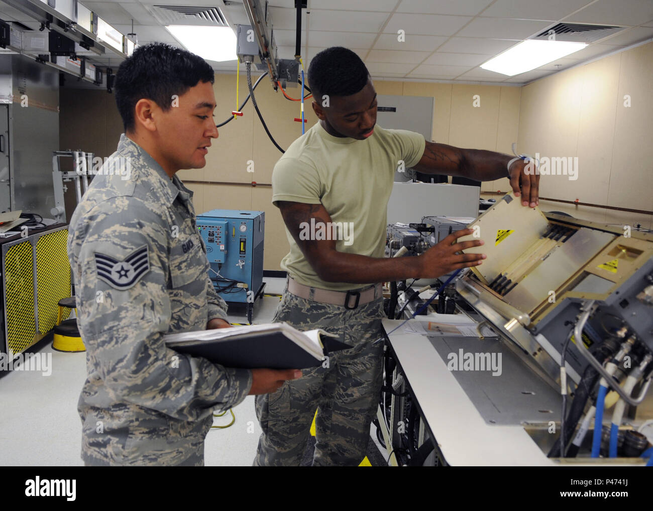 An avionics craftsman hi-res stock photography and images - Alamy