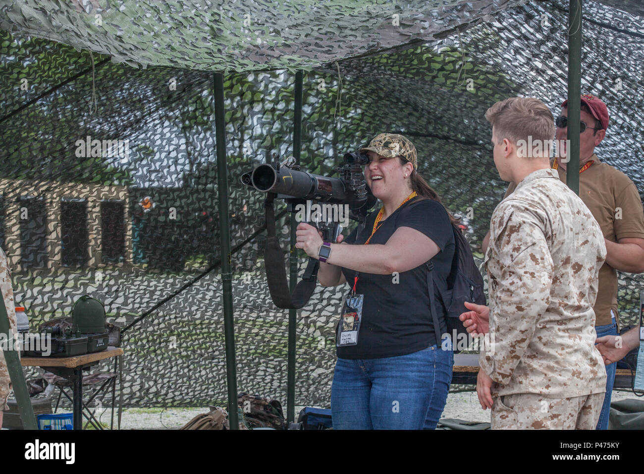 A congressional staff member looks through the sight of a Mk-153 ...