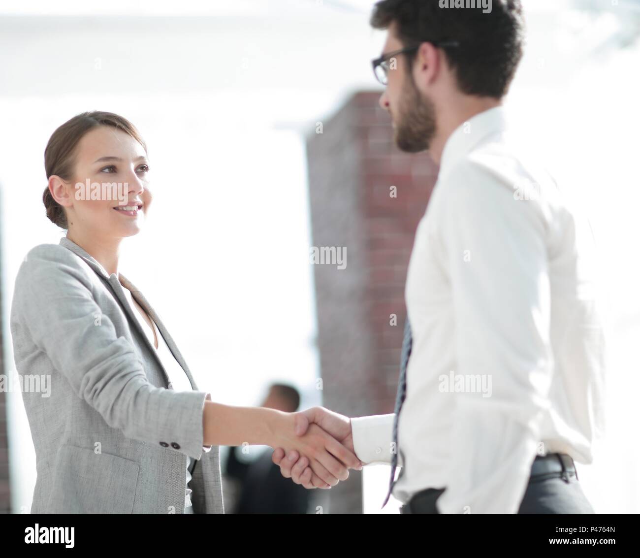 welcome and handshake business partners Stock Photo - Alamy