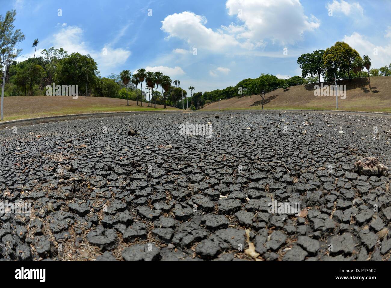 Lago seco seco hi-res stock photography and images - Alamy