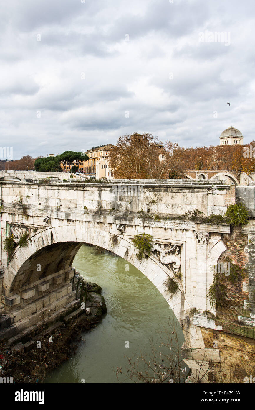 Ponte rotto roma hi-res stock photography and images - Alamy