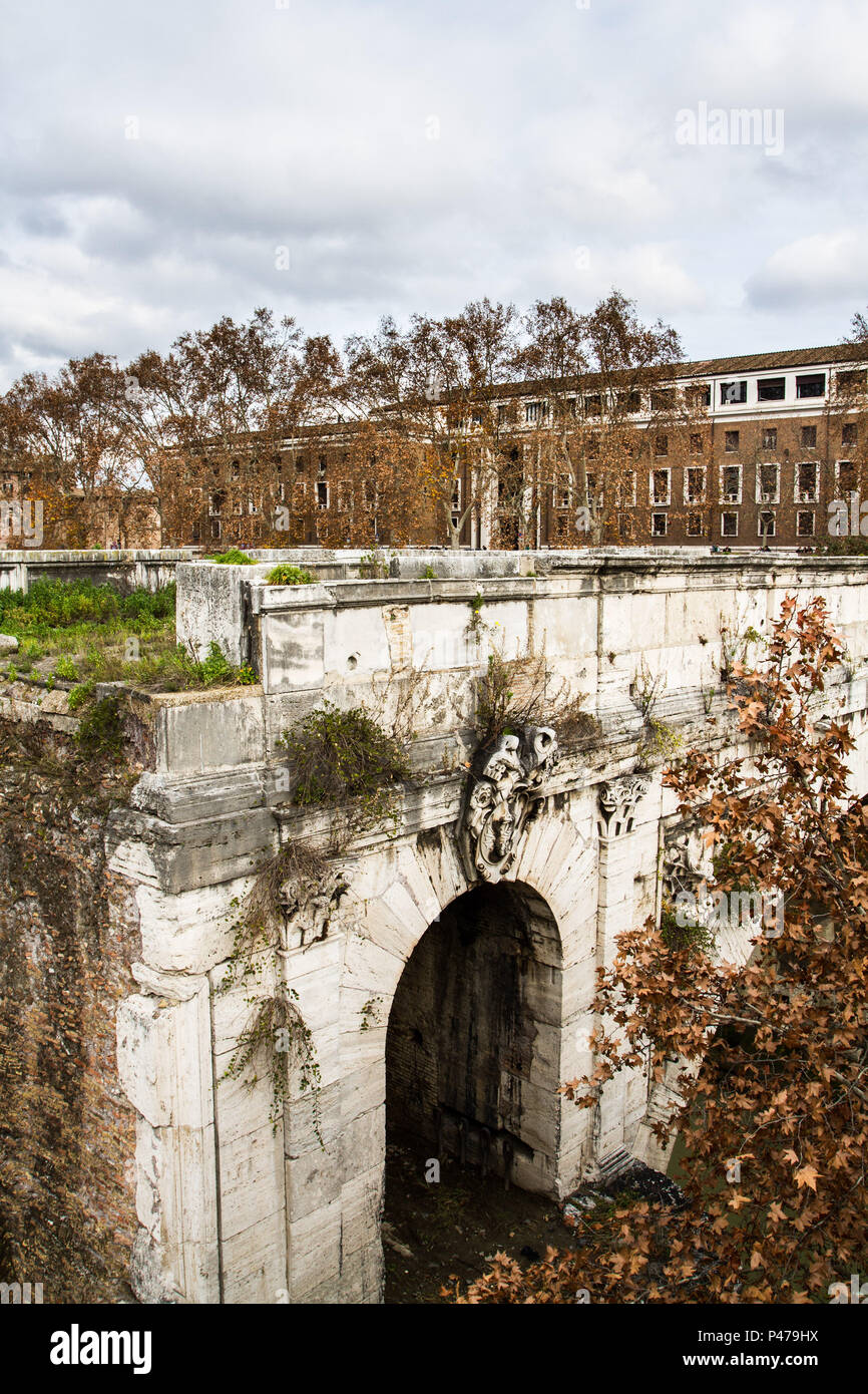 Ponte rotto roma hi-res stock photography and images - Alamy