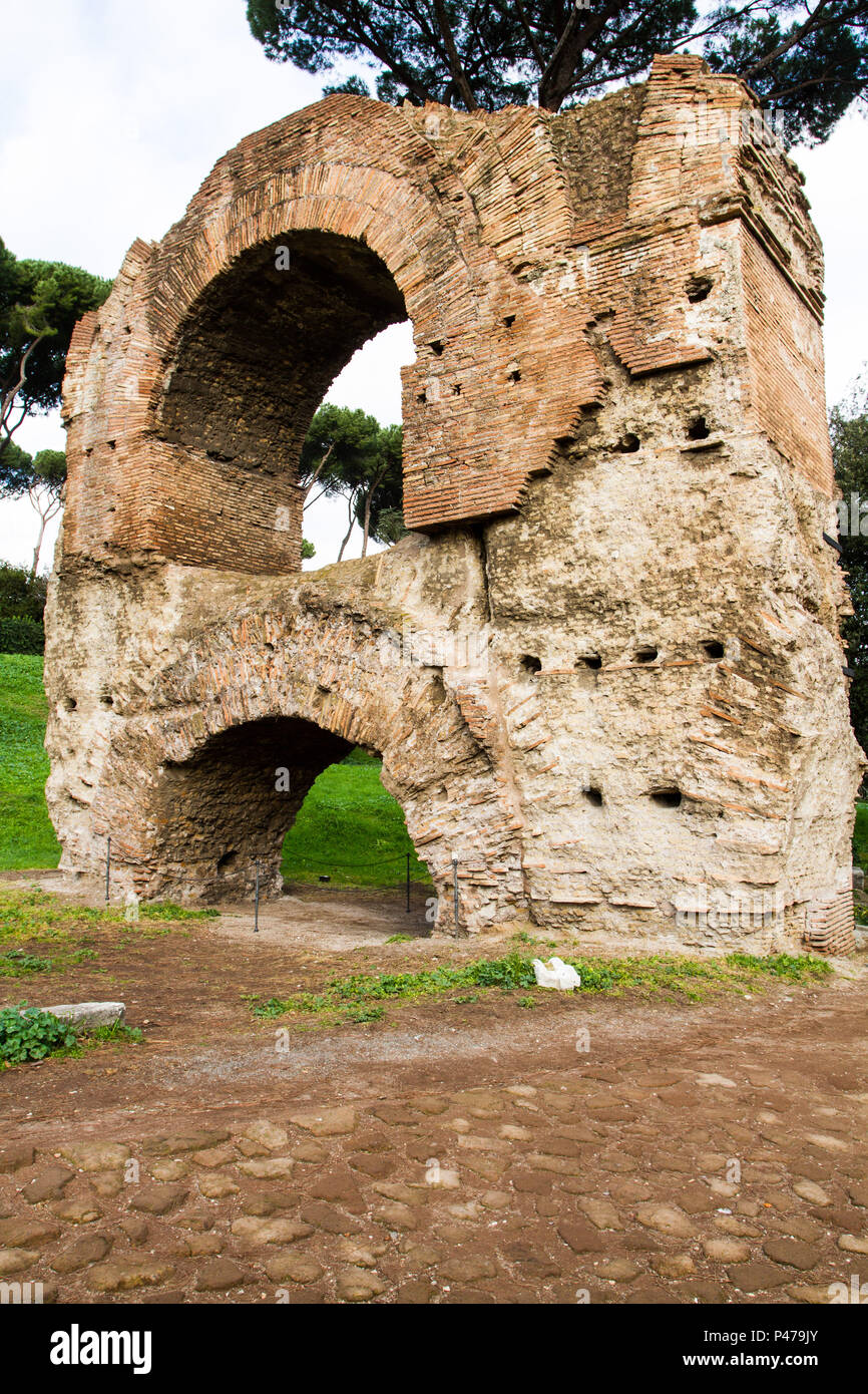 Ruínas do Aqueduto de Cláudio (Acquedotto Claudio). Roma, Itália - 26 ...