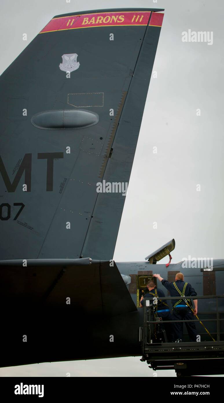 (From right) U.S. Air Force Staff Sgts. Matthew Hardwig and Justin ...