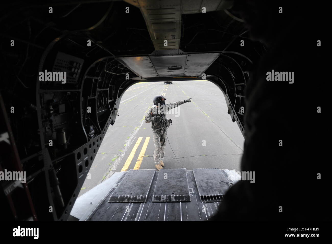 A crew chief of a U.S. Army Chinook from the 2nd General Support ...