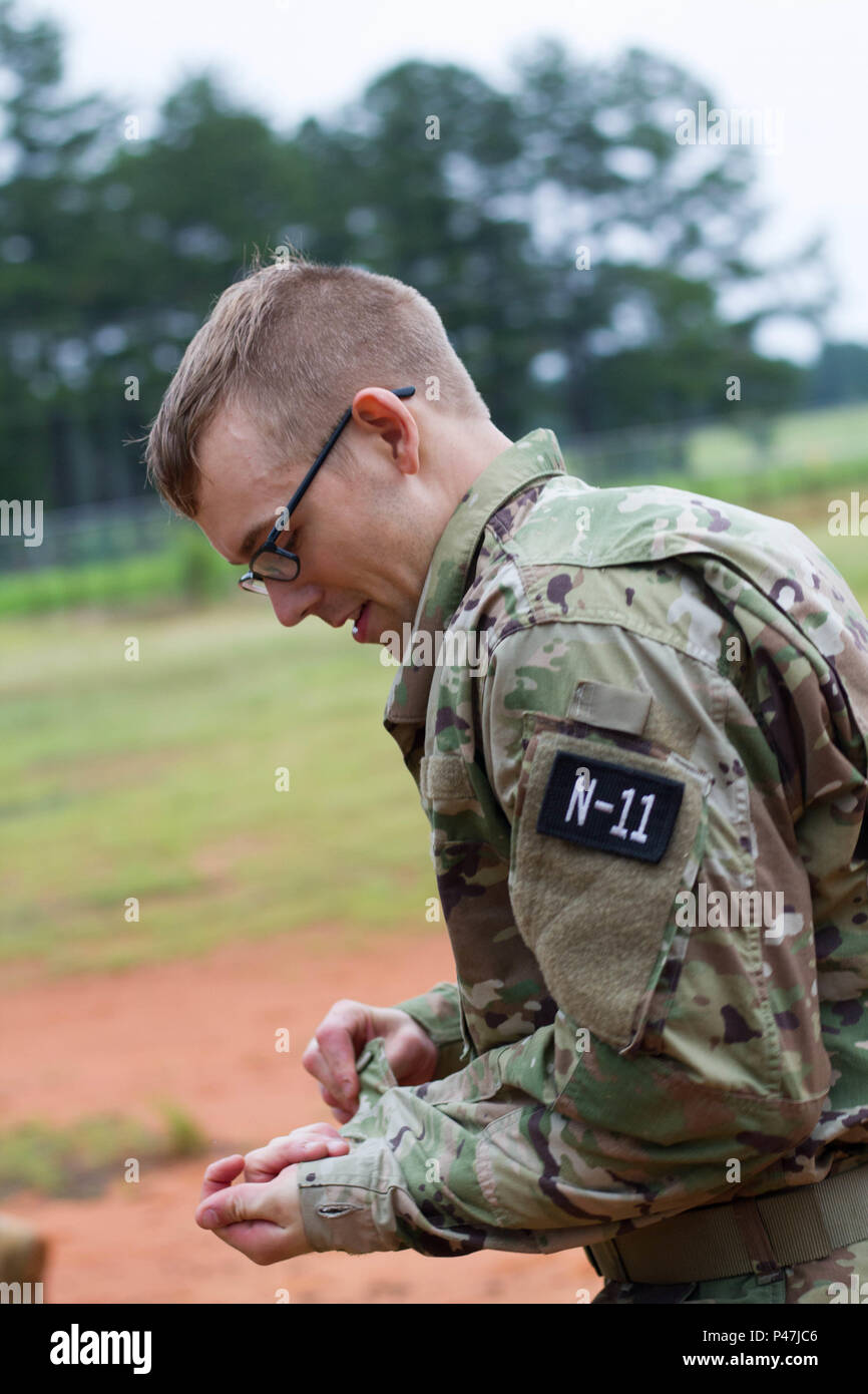 U.S. Army Reserve Sgt. Taylor Nelson, an intelligence analyst from ...