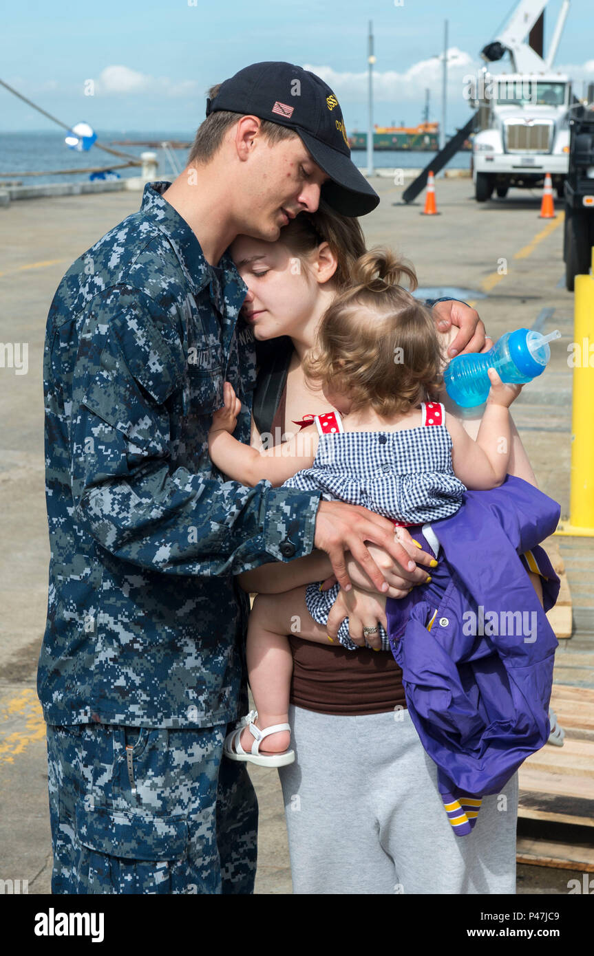 160601-N-QM905-015 NORFOLK, Va. (June 1, 2016) Logistics Specialist ...