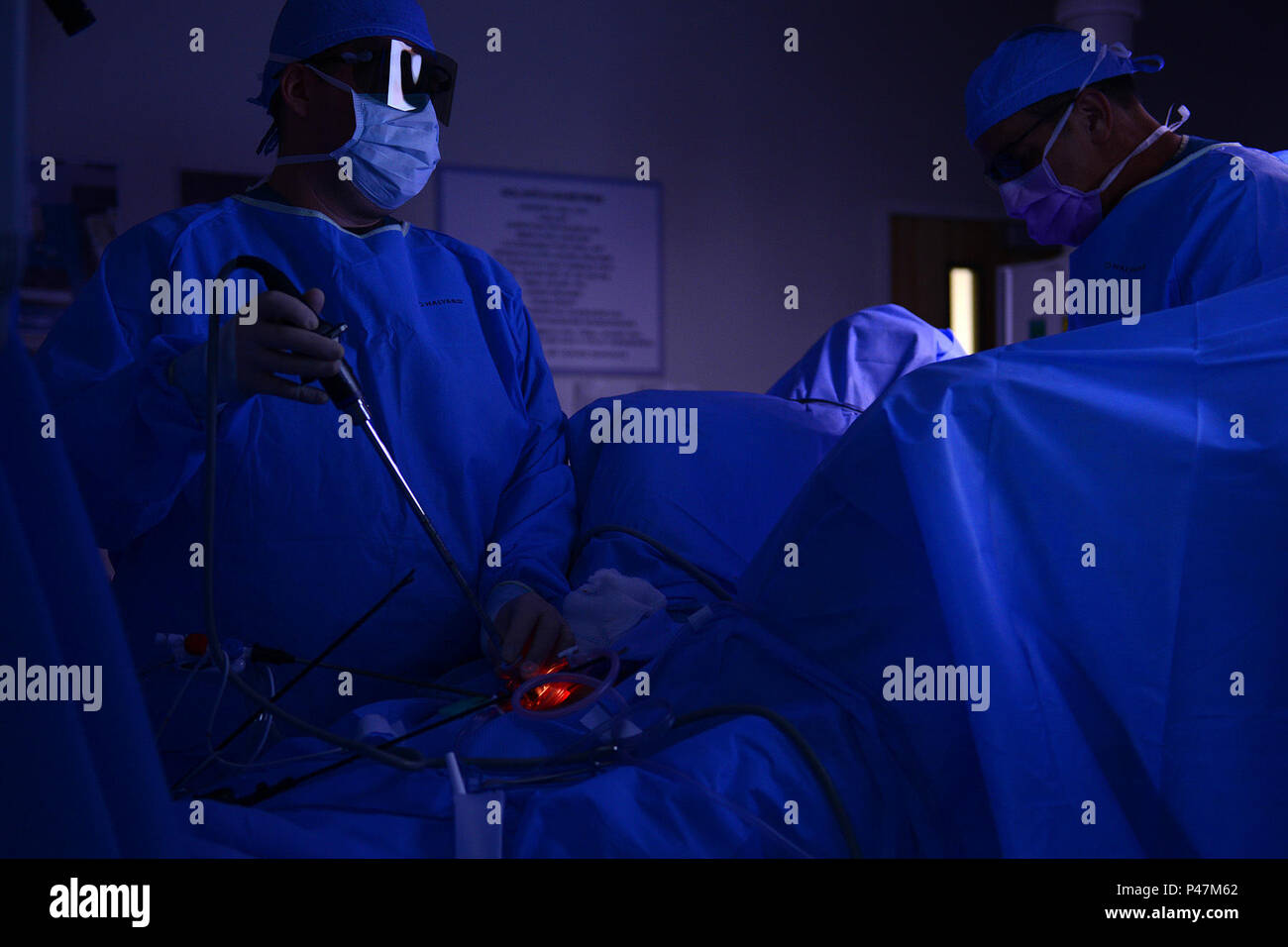 Surgeon performing surgical tasks hi-res stock photography and images ...