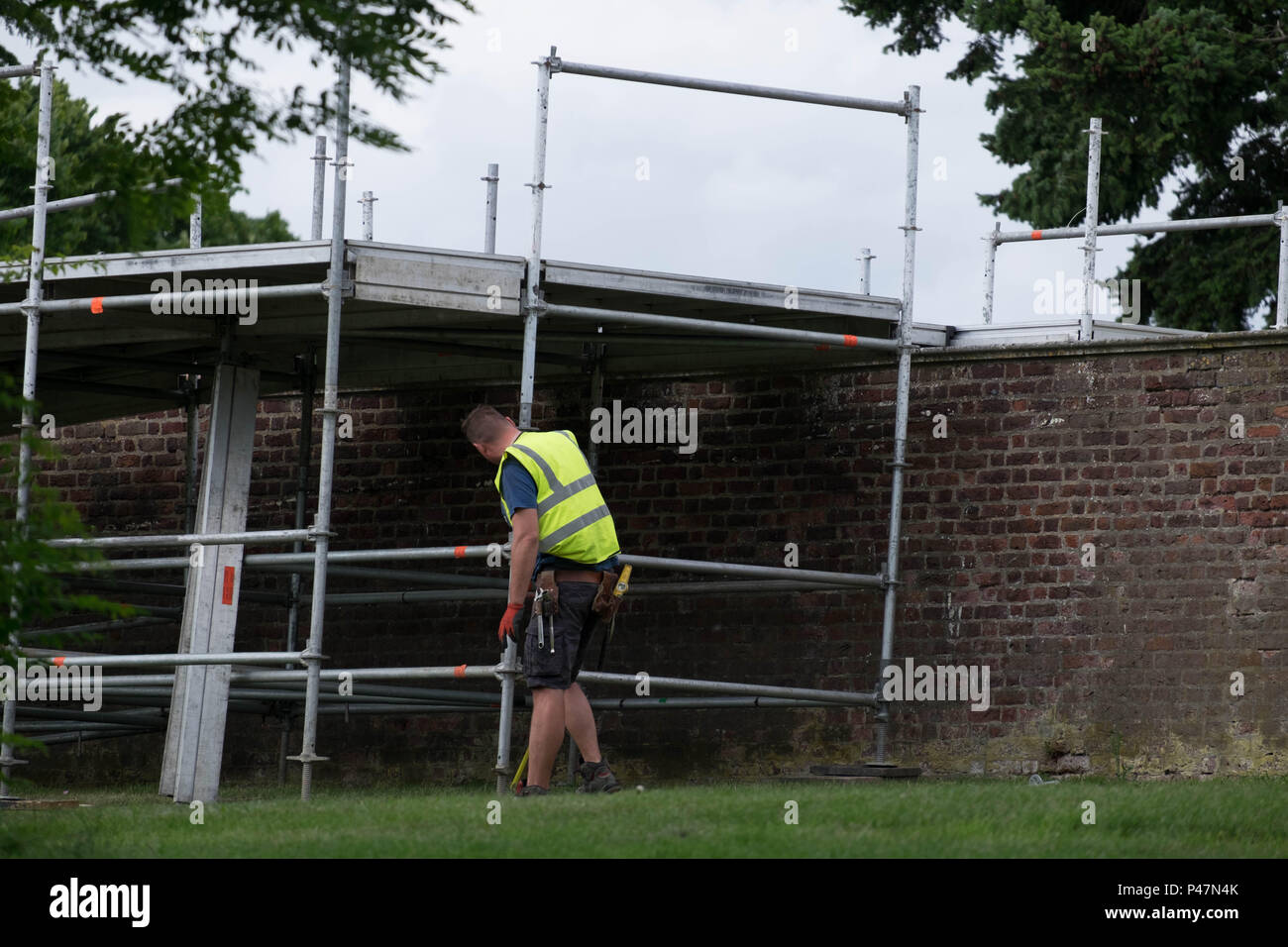 men working scaffolding Stock Photo - Alamy