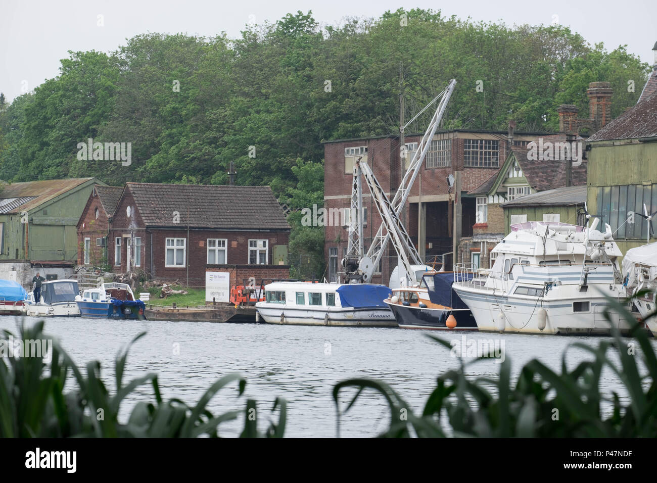 boat house on island in river thames summer Stock Photo - Alamy