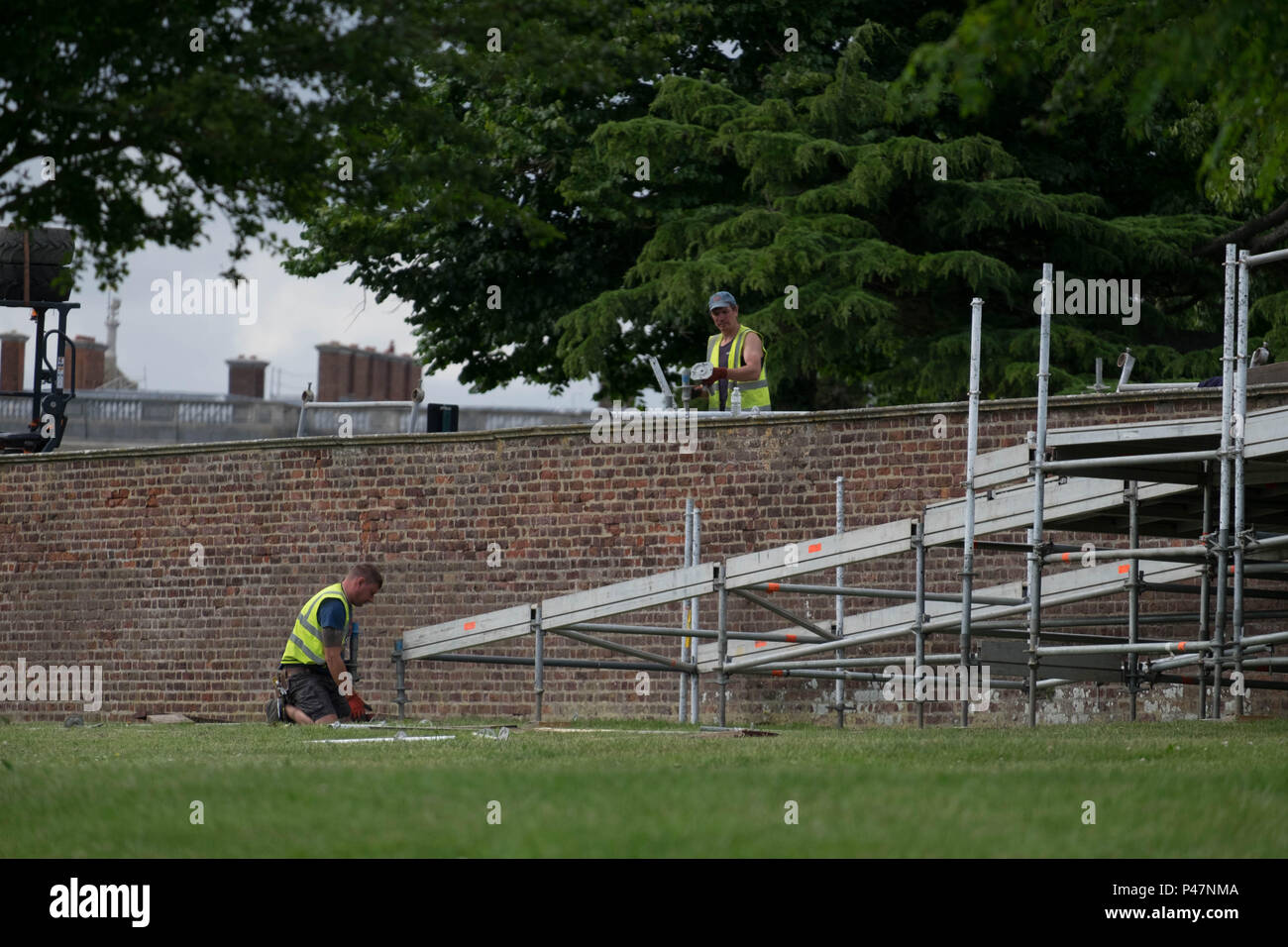 construction workman on scaffolding Stock Photo - Alamy